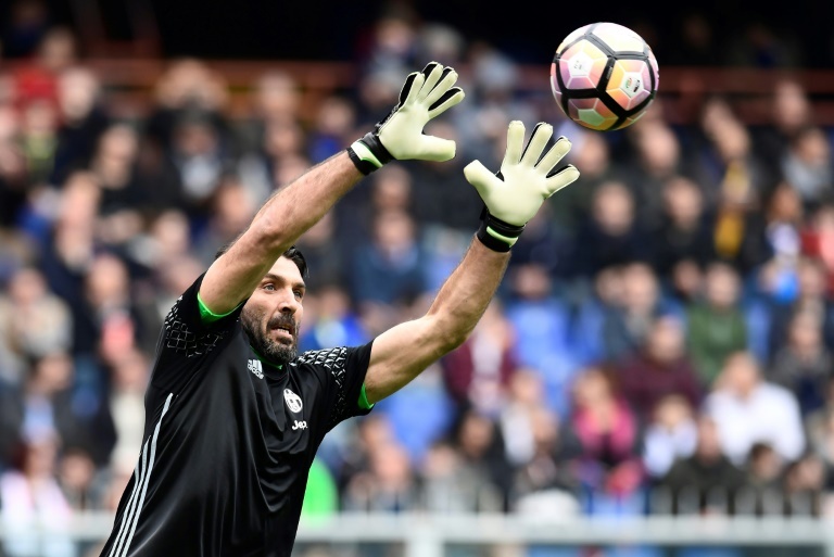 Buffon, al descubierto 25 años después de su debut