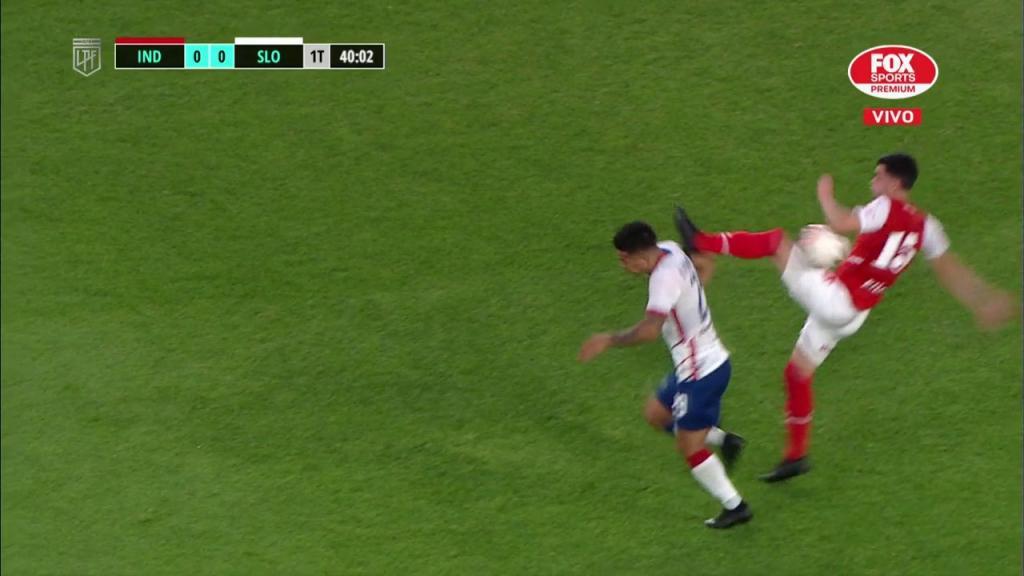 La da una patada en la cabeza y... ¡le sacan amarilla!