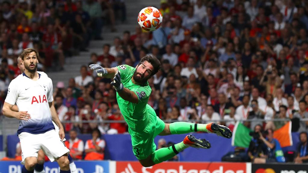 Alisson saves against Tottenham praised by Robertson - BeSoccer